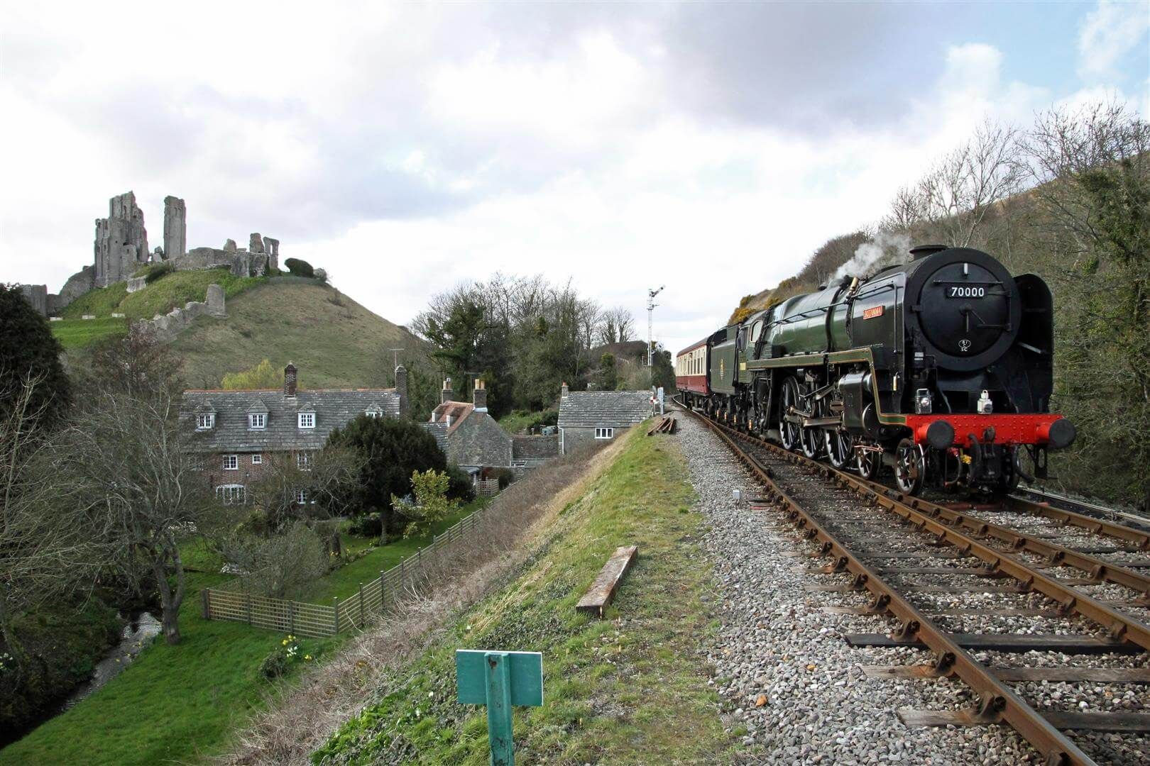BRITANNIA 70000 BR STANDARD CLASS 7 LOCO ARRIVES IN SWANAGE TO STAR IN ...