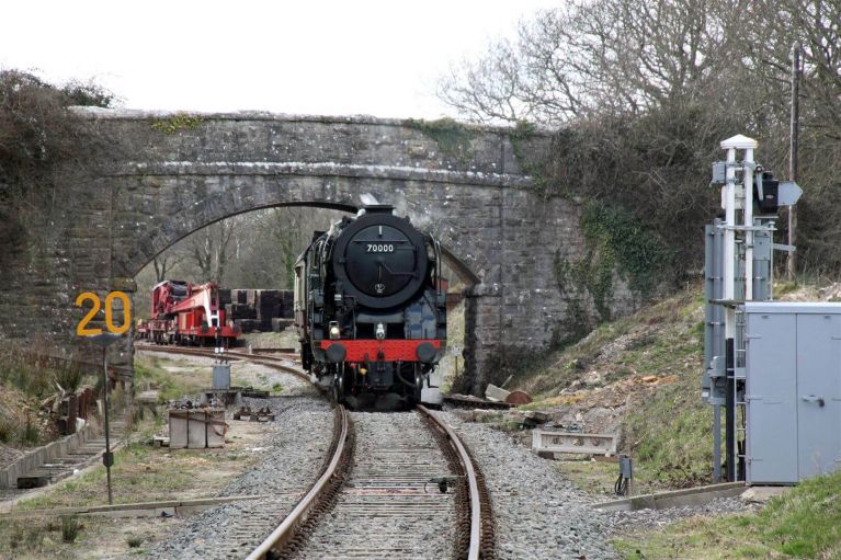 BRITANNIA 70000 BR STANDARD CLASS 7 LOCO ARRIVES IN SWANAGE TO STAR IN ...