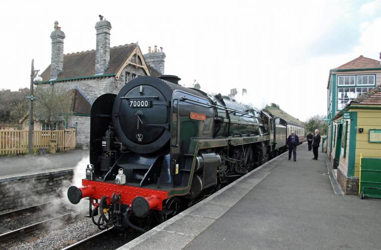 BRITANNIA 70000 BR STANDARD CLASS 7 LOCO ARRIVES IN SWANAGE TO STAR IN ...