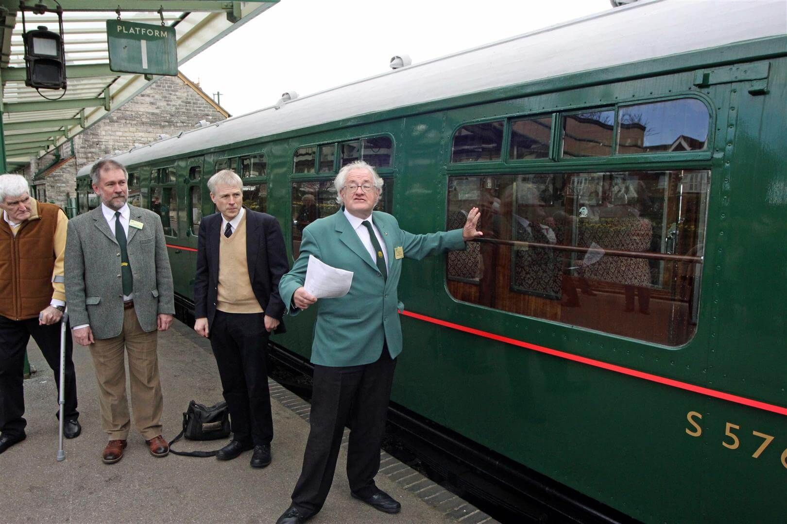 RARE 1940s SOUTHERN RAILWAY COACHES RUN TO CORFE CASTLE FOR THE FIRST ...