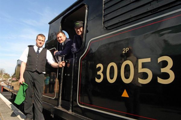 RARE 1940s SOUTHERN RAILWAY COACHES RUN TO CORFE CASTLE FOR THE FIRST ...