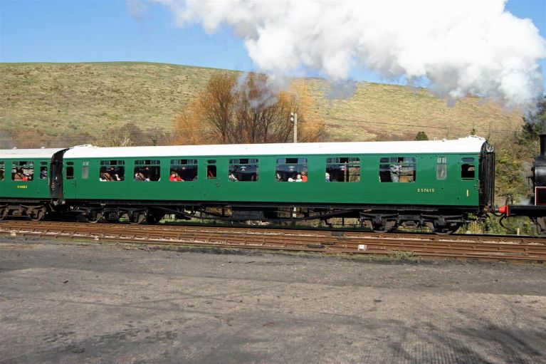 RARE 1940s SOUTHERN RAILWAY COACHES RUN TO CORFE CASTLE FOR THE FIRST ...
