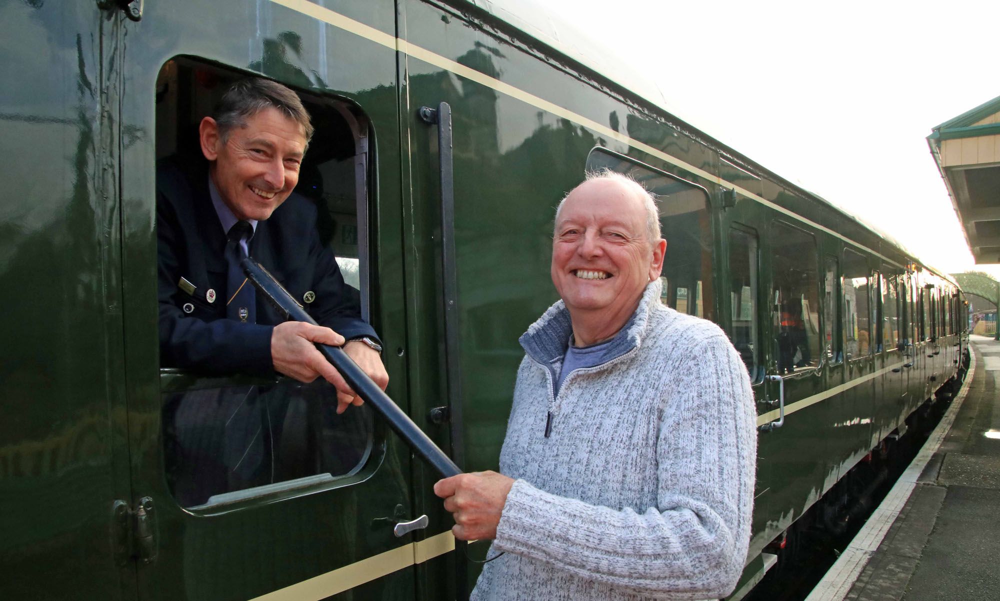 LAST CORFE CASTLE SIGNALMAN FROM 1972 WELCOMES 50th ANNIVERSARY TRAIN ...